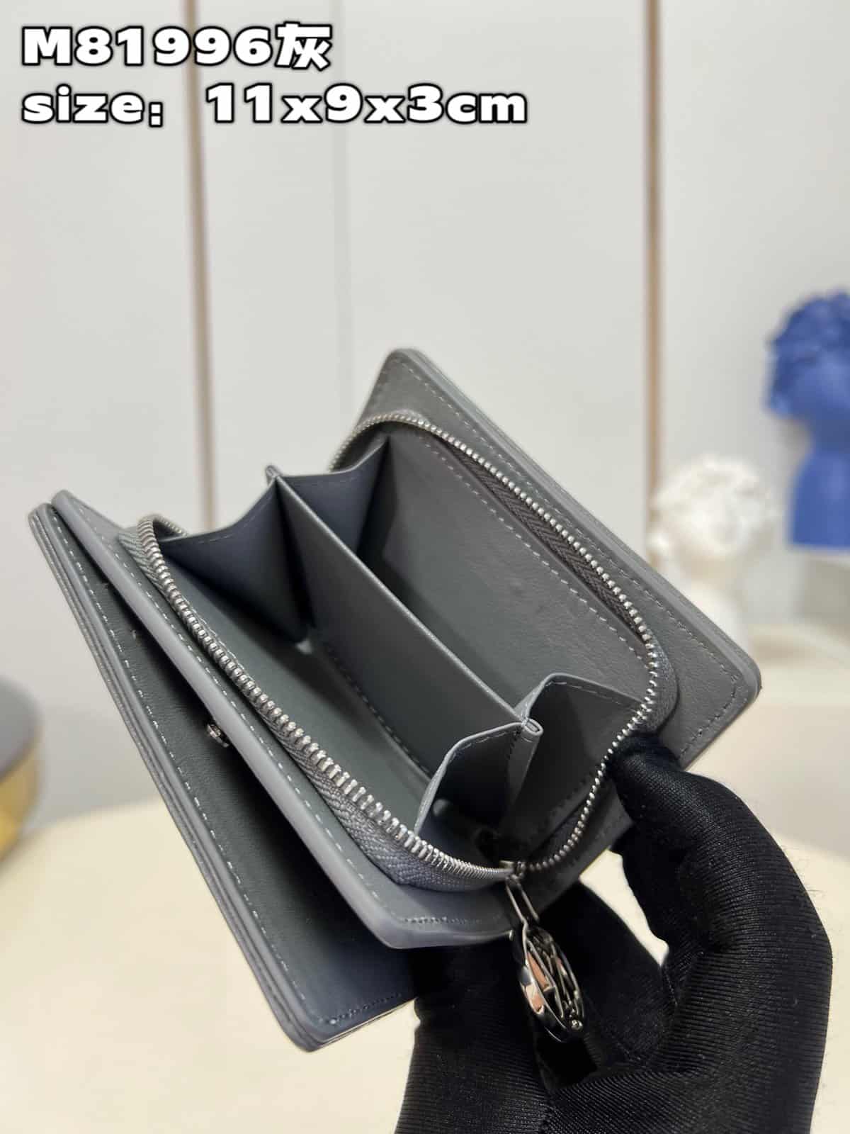 [TOP] L*V Lou Coussin Wallet H27 - Grey - MYCUTIETHING